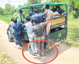 సఫారీలో ప్రముఖులు.. విరిగిన ఫుట్‌బోర్డు | Celebrities on safari broken ...