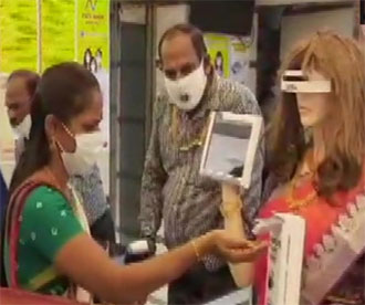 వినియోగదారుల శ్రేయస్సు కోసం షాపింగ్ మాల్‌లో ‘రోబో’ | robot zafira at ...