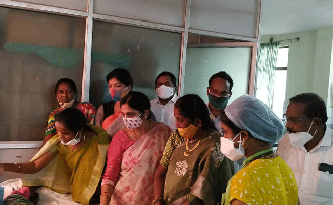 బాధితురాలికి టీడీపీ బాసట | tdp lady leaders