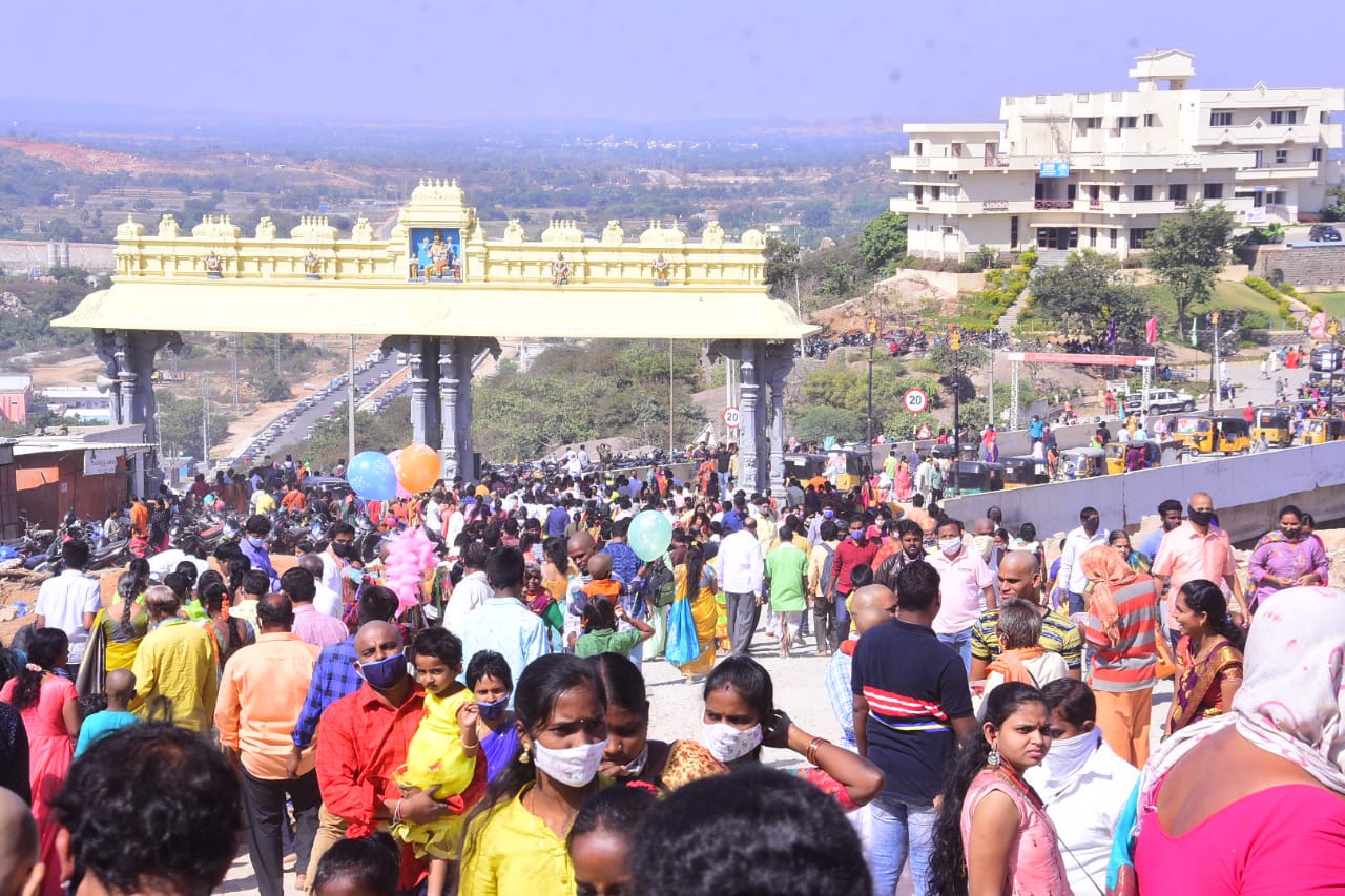 యాదాద్రి భువనగిరి: యాదాద్రి శ్రీ లక్ష్మీ నరసింహస్వామి ఆలయంలో భక్తుల ...