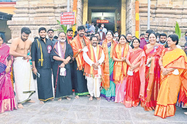 భద్రాద్రి రాముడిని దర్శించుకున్న మంత్రి, ఎంపీ | minister sathyavathi