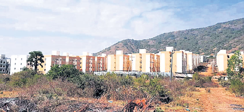 నాడు గృహ ప్రవేశాలు.. నేడు పట్టాలు! | Home entrances lost day pattala ...