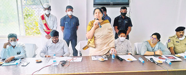 కరోనా వ్యాక్సిన్‌పై అవగాహన కల్పించాలి | Minister sathyavathi