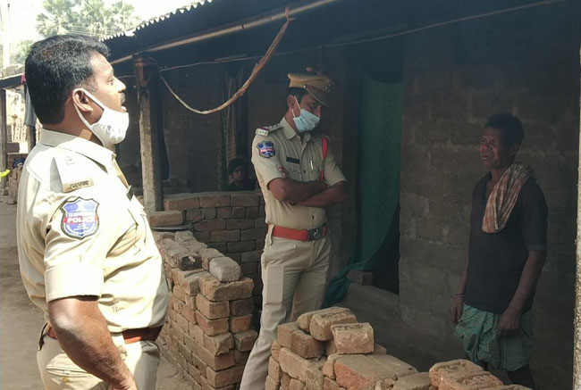 ఇటుక బట్టీలో డీసీపీ, ఆర్‌డీఓ విచారణ | DCP RDO investigation in brick kiln