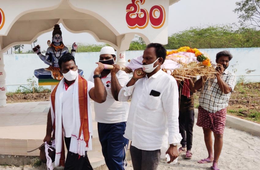 జనసైనికుల ఔదార్యం | teacher funeral