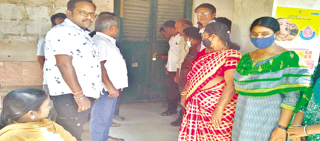 పొందూరు ఎంపీడీవో కార్యాలయానికి తాళం | Lock to Ponduru MPDO office