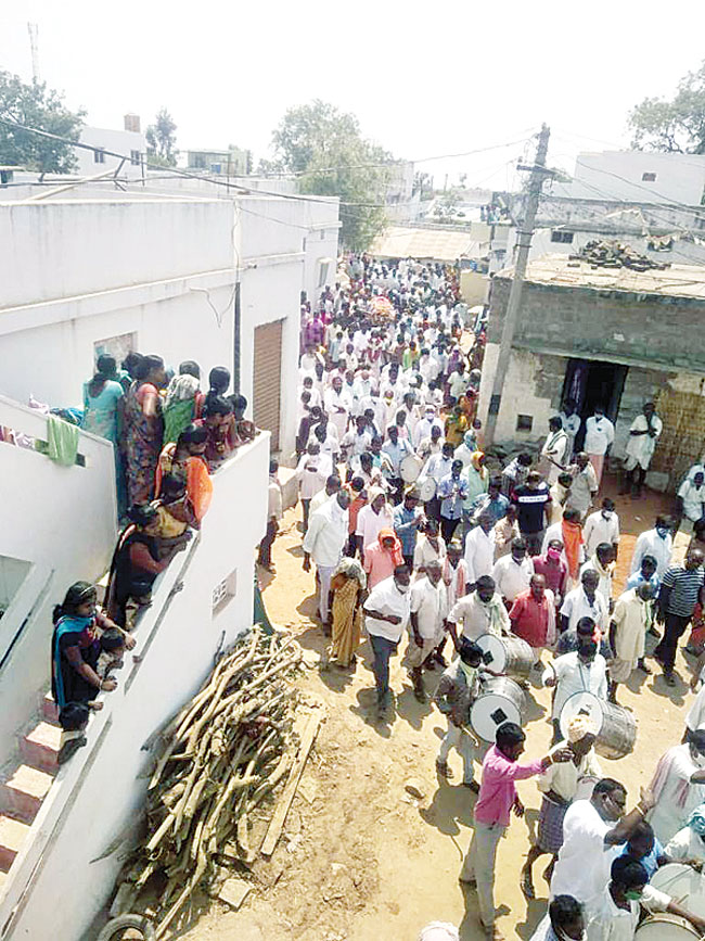 అశ్రునయనాలతో వీరారెడ్డి అంత్యక్రియలు | Virareddy funeral with tears