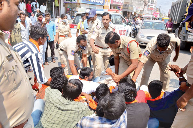 భైంసా అల్లర్లకు నిరసనగా రాస్తారోకో | Rastaroko in protest of the ...