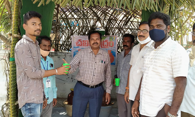 గ్రామానికో చలివేంద్రం ఏర్పాటు | chalivendram yerpatu at manubolu