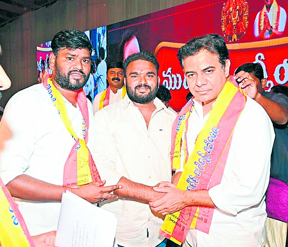 మంత్రి కేటీఆర్‌ను కలిసిన టీఆర్‌ఎస్‌ యువజన నాయకుడు | TRS youth leader ...