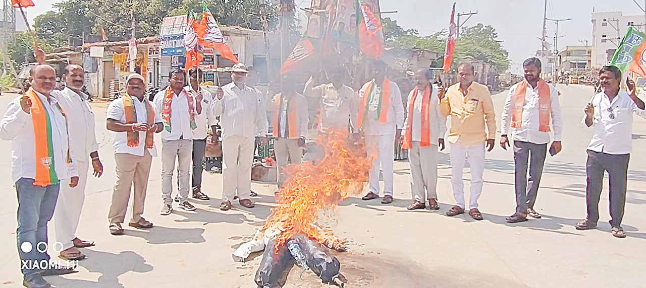 ఓటమి భయంతోనే కేసీఆర్‌ కొత్త డ్రామా | KCR's fear of defeat is a new drama