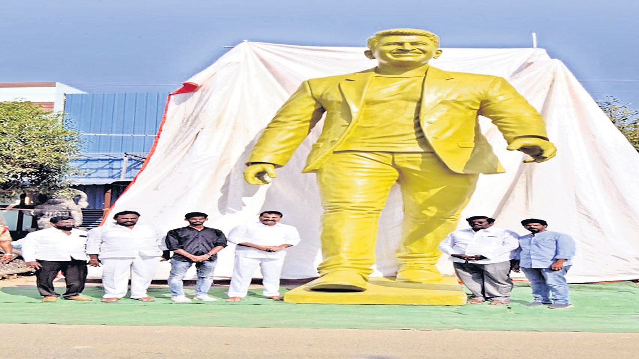 పునీత్‌ రాజ్‌కుమార్‌ భారీ ఫైబర్‌ గ్లాసు విగ్రహం | statue of Puneeth ...