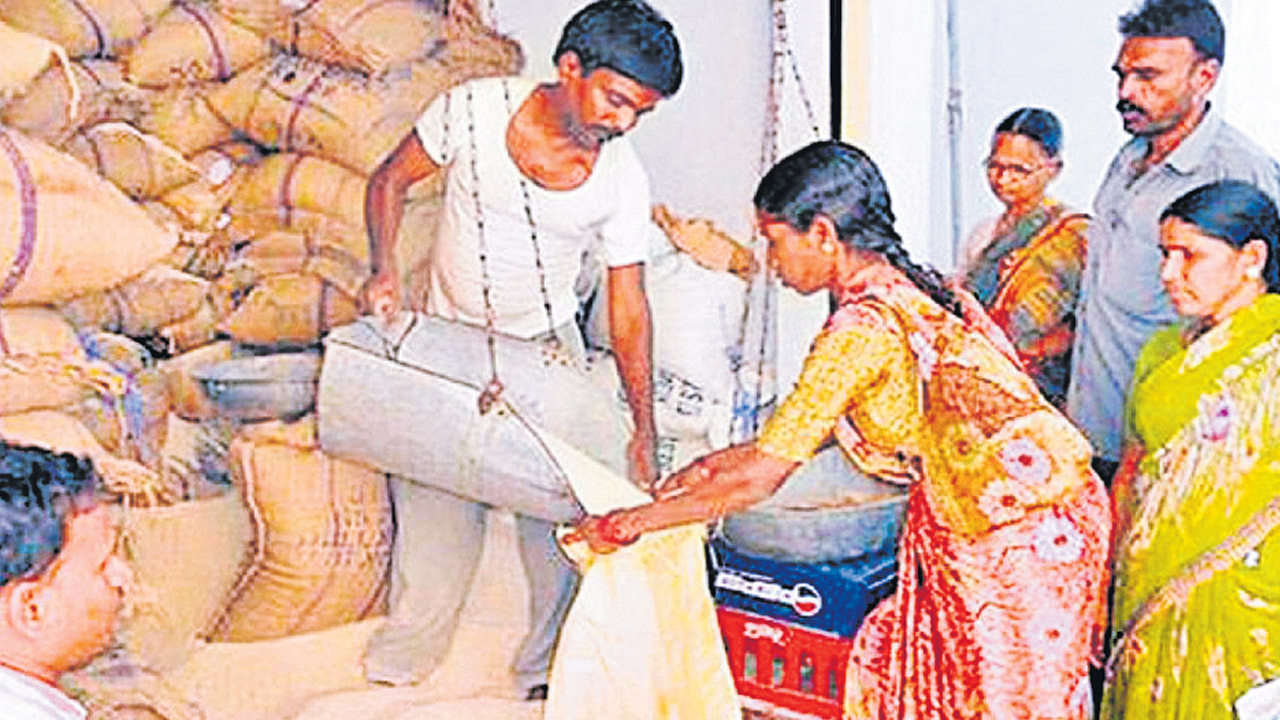 Free rice: ఉచిత బియ్యం ఊసెత్తరేం? | Free rice