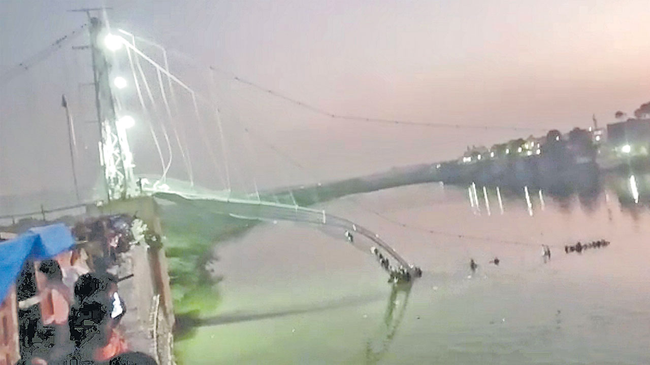 Collapse Cable bridge : కుప్పకూలిన తీగల వంతెన 91 మంది జల సమాధి | A ...