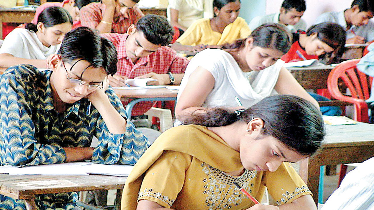 Fees Reimbursement: రూ.400 కోసం 2 సార్లు! | Mothers of students are in ...
