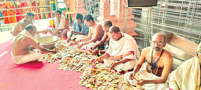 నకిలీ కళ్లు.. భక్తుల జేబులకు చిల్లు | Fake eyes.. holes in the pockets ...