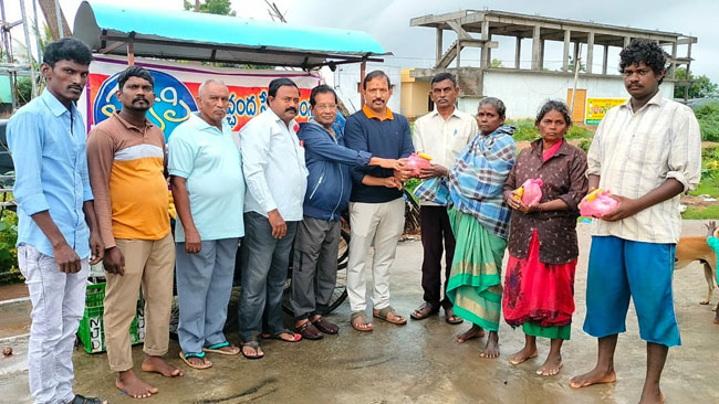 ఆహార పొట్లాల పంపిణీ | aahra potla panpini