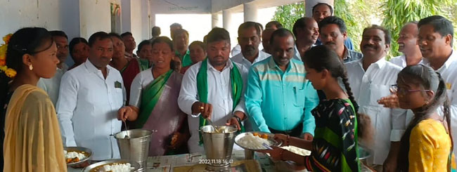 తిర్యాణి కళాశాలలో మధ్యాహ్న భోజనం ప్రారంభం | Mid-day meal begins at ...