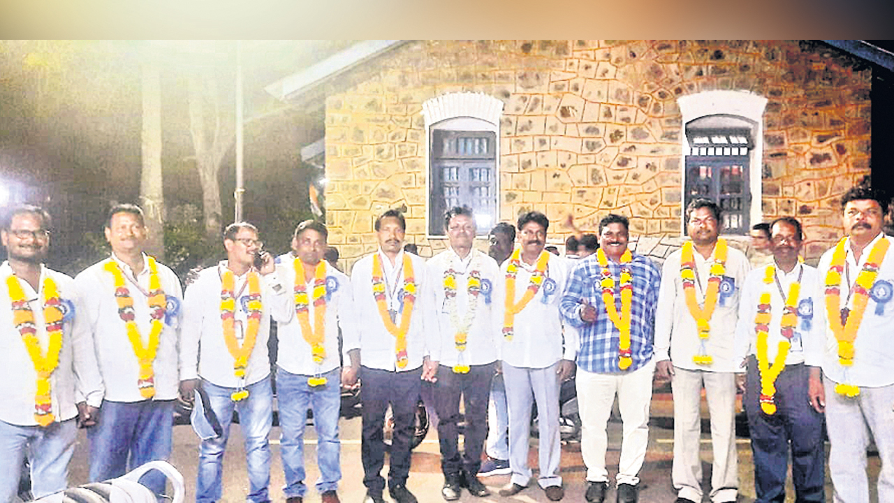 షిప్‌యార్డు ఎస్సీ, ఎస్టీ సెల్‌ ఎన్నికల్లో మోగిన ‘గంట’ | Shipyard SC, ST ...