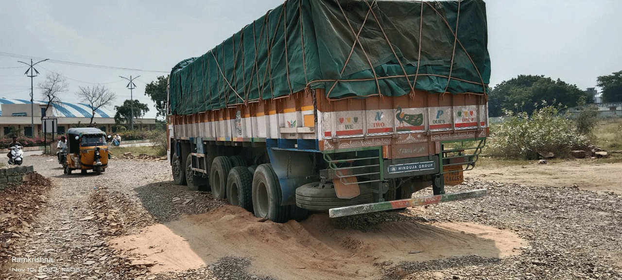 కూరుకుపోయిన లారీ ఇబ్బందులు పడిన వాహనదారులు | Stuck lorry Troubled motorists