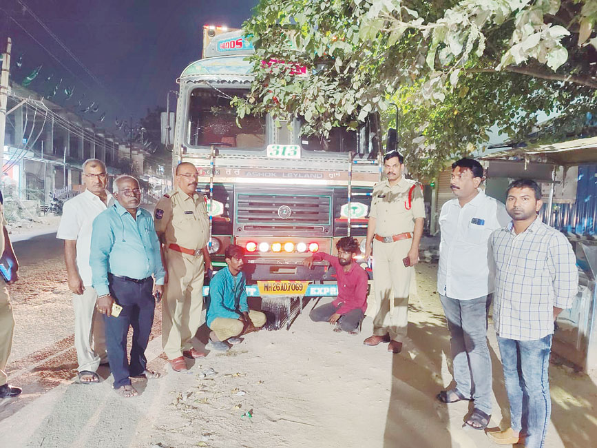 రేషన్‌ బియ్యంతో పట్టుబడిన లారీ | A lorry caught with ration rice