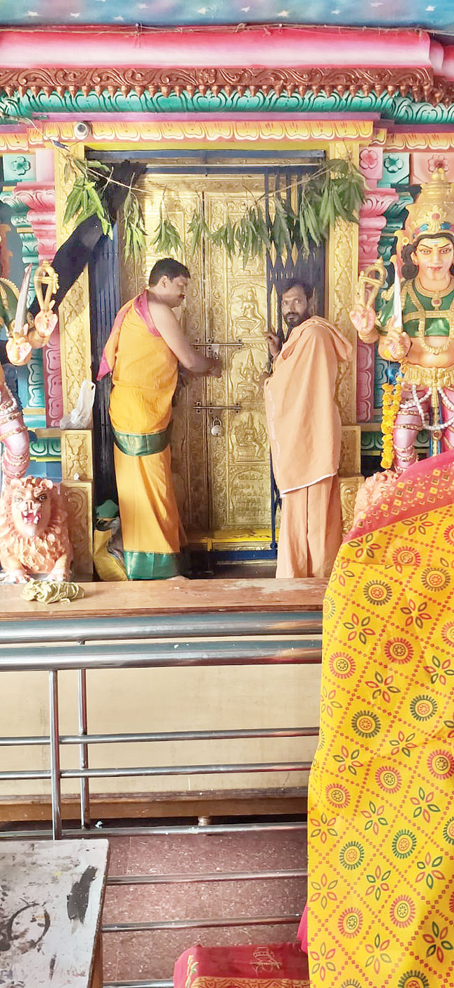 చంద్ర గ్రహణంతో ఆలయాల మూత | Temple cover with lunar eclipse