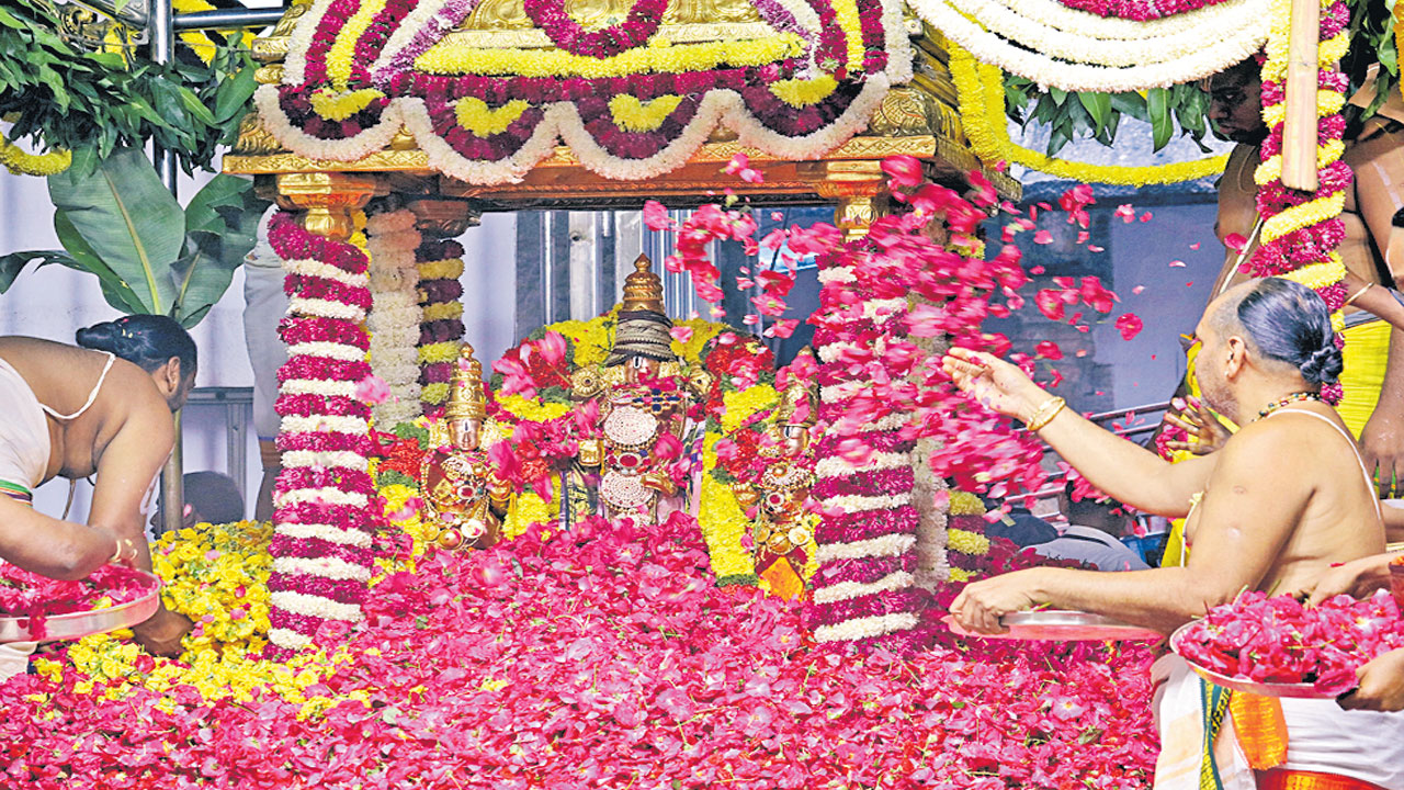 నేత్రపర్వంగా శ్రీవారికి పుష్పయాగం | pushpayagam tirumala srivaru