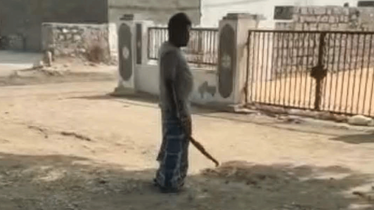 కత్తులతో కోడుమూరు ఎమ్మెల్యే అనుచరుల హల్‌చల్‌ | ap news kurnool mla chsh