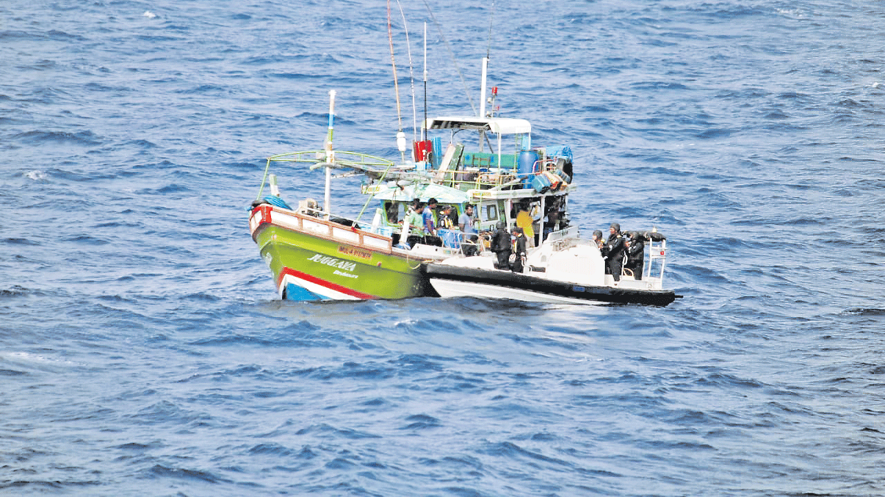 దారితప్పి వచ్చిన శ్రీలంక మత్స్యకారులు | srilanka fishermen coast garurd ...