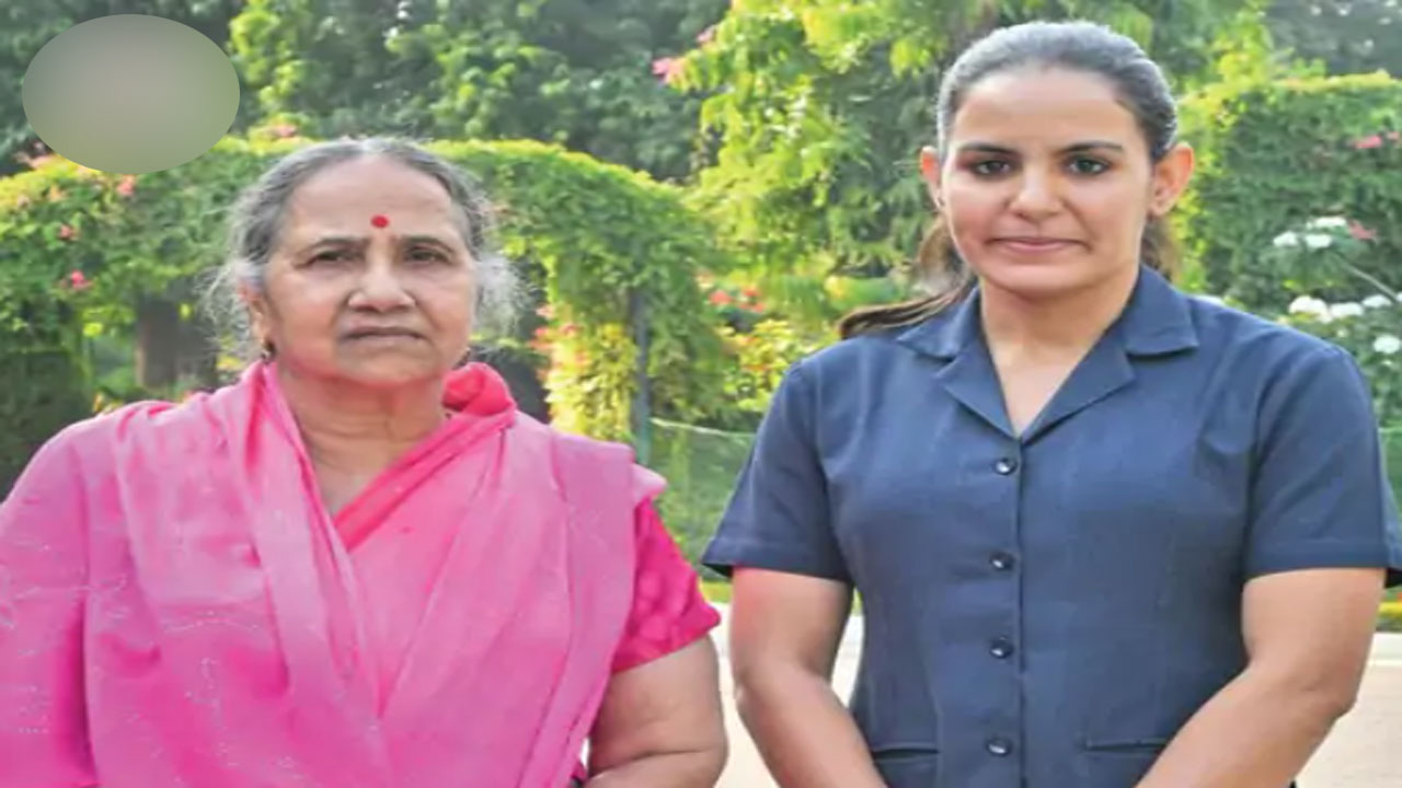 ఓ రాష్ట్ర ముఖ్యమంత్రి భార్య పక్కనున్న ఈమె జీవితంలో ఎన్ని మలుపులో ...