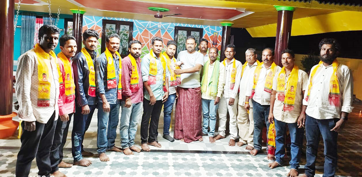 AP News: టీడీపీలో పలువురి నాయకుల చేరిక | Joining of many leaders in TDP