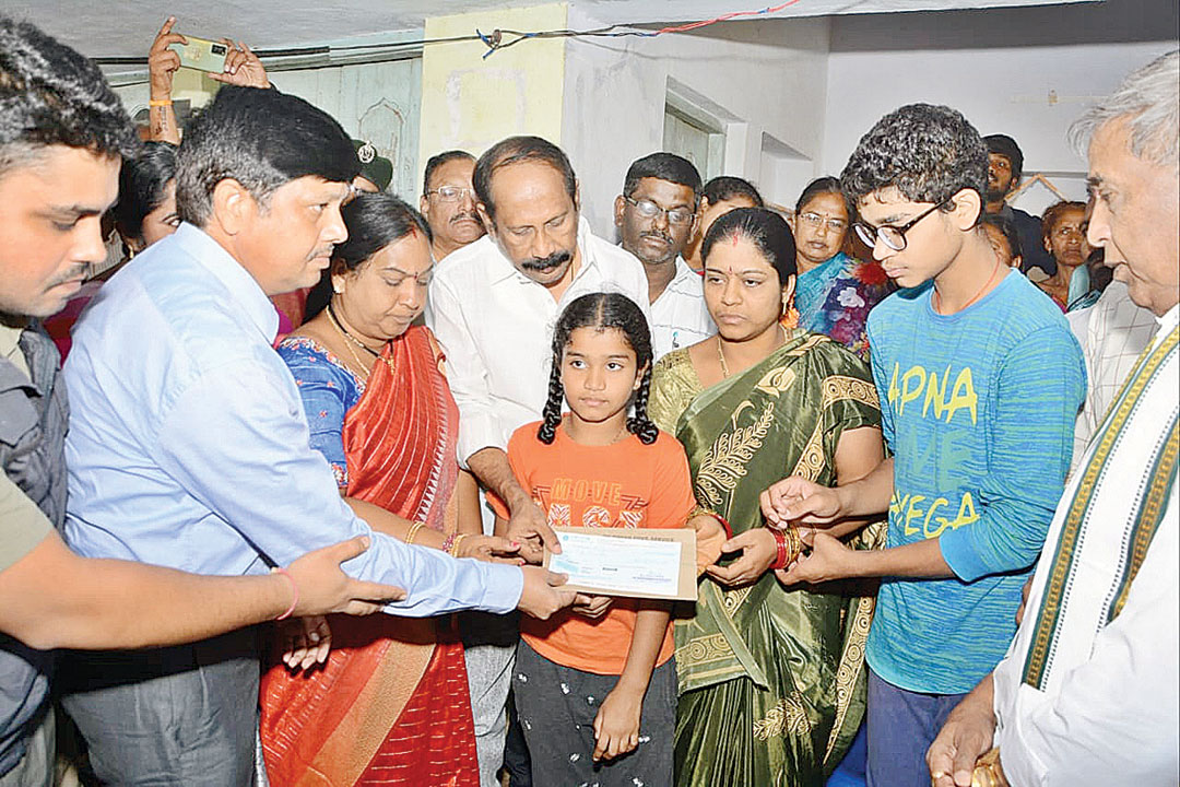 రేంజర్‌ శ్రీనివాసరావు కుటుంబానికి రూ.50లక్షల చెక్కు | A check of Rs.50 ...