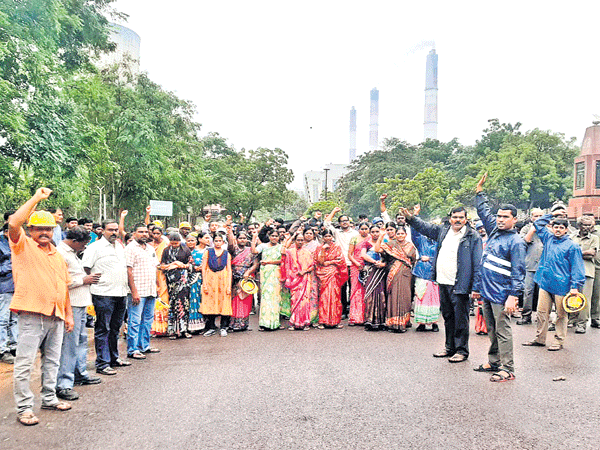 ఆర్టీపీపీలో ఉధృతమవుతున్న ఆందోళనలు | Growing concerns in RTPP