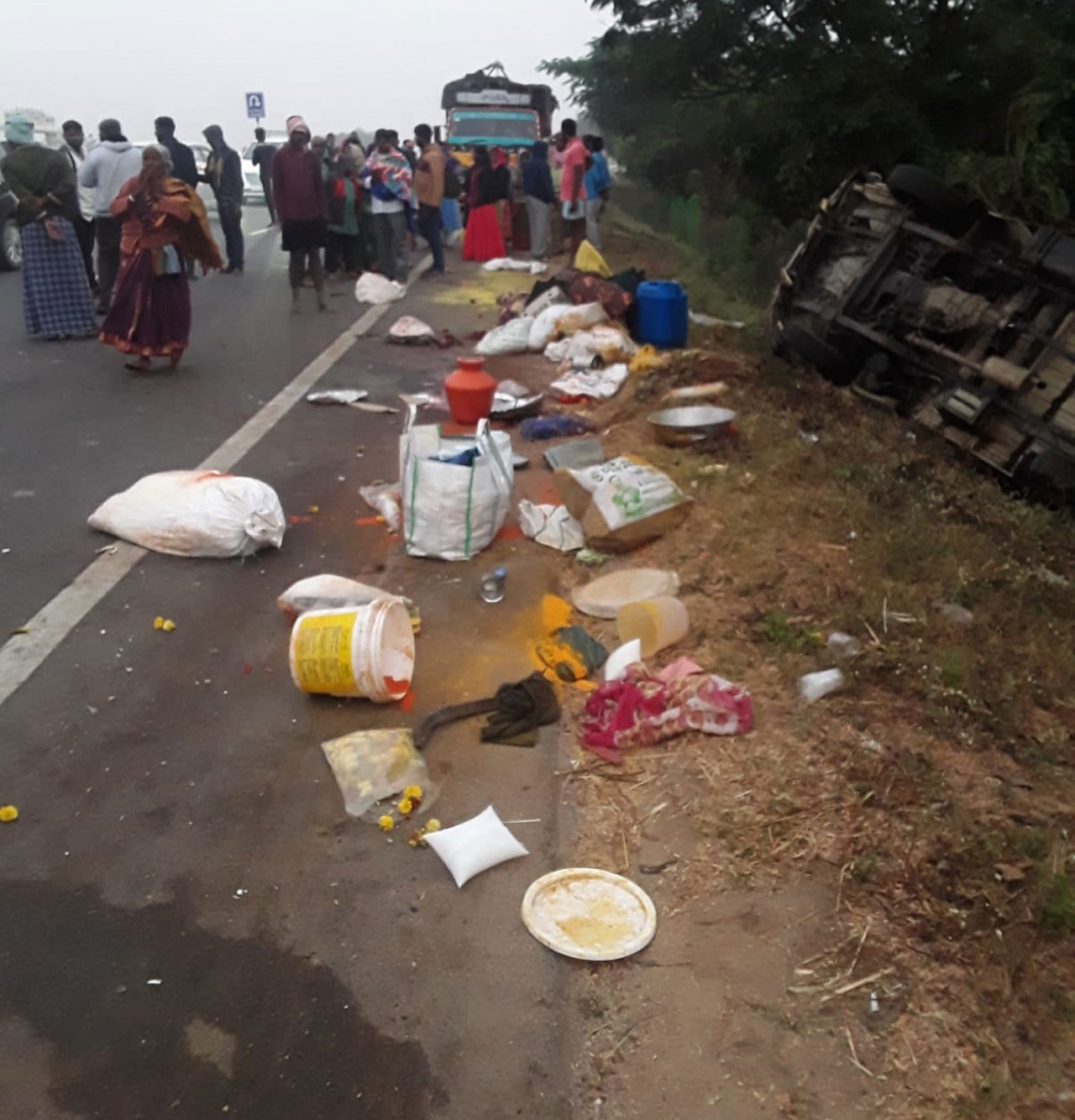 మినీ వ్యాన్‌ను ఢీకొట్టిన లారీ | A lorry that collided with a mini van