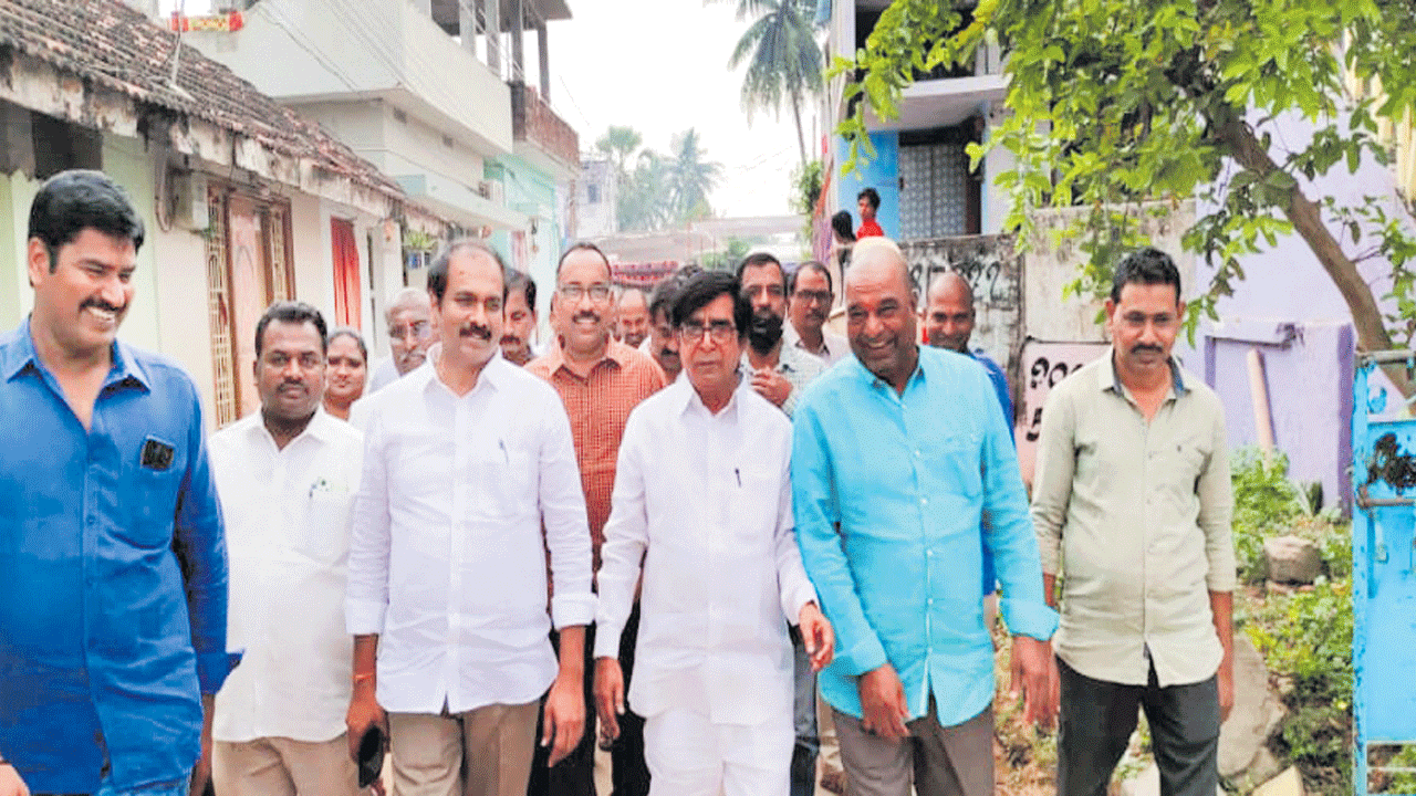 ఎమ్మెల్యే, ఎమ్మెల్సీ సరదా సంభాషణ | mlc chikkala ramachandrarao mla ...