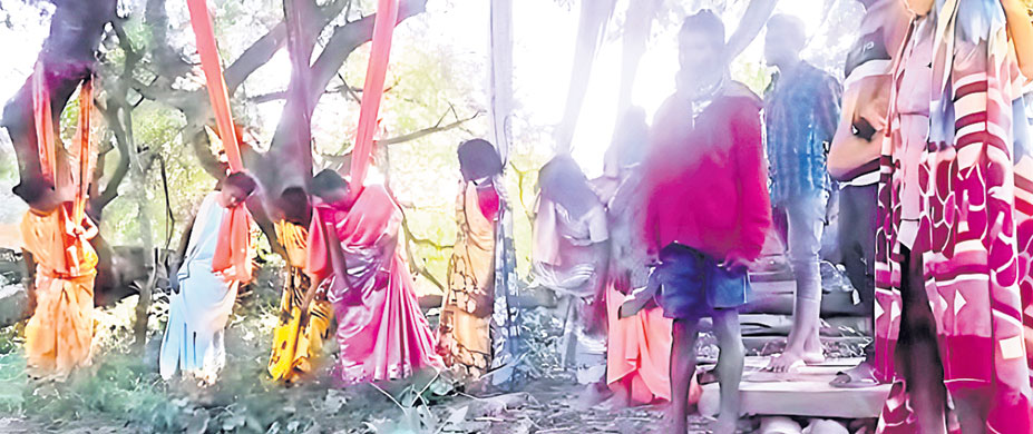 గిరిజనుల వినూత్న నిరసన | Innovative tribal protest