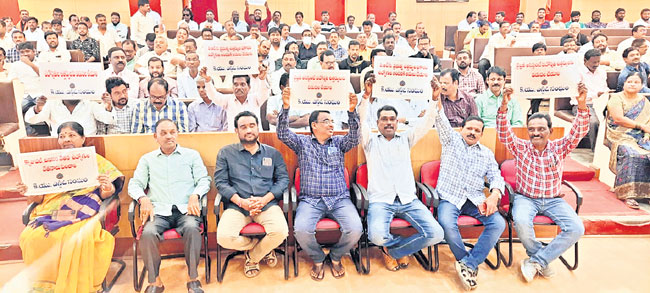 కేయూ వీసీ రమేశ్‌ ఘెరావ్‌ | ku vc ramesh