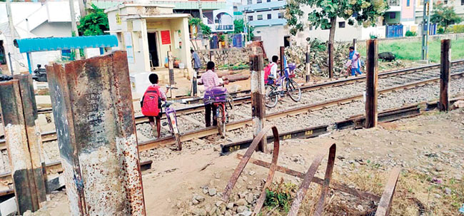 పూర్తి కాని రైల్వే ట్రాక్‌ మరమ్మతు | Incomplete railway track repair
