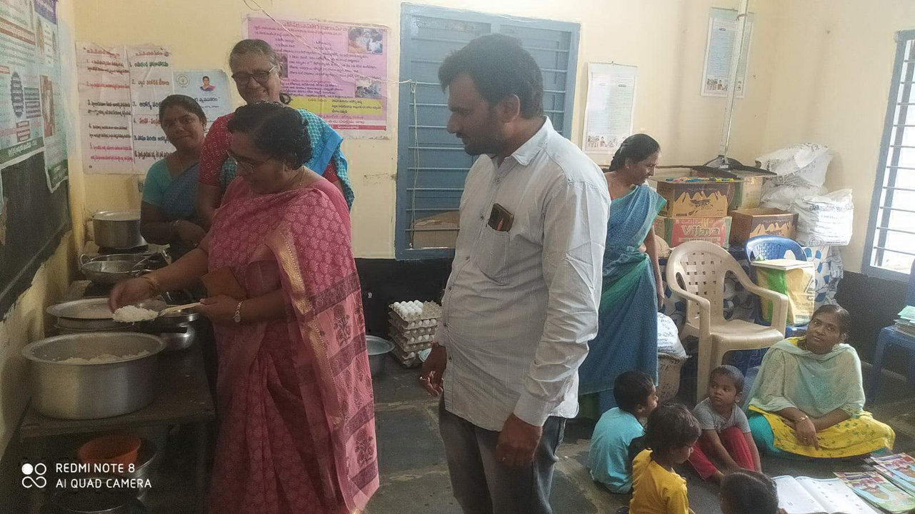 అంగన్‌వాడీ కేంద్రంలో ఆకస్మిక తనిఖీ | A surprise inspection at an ...