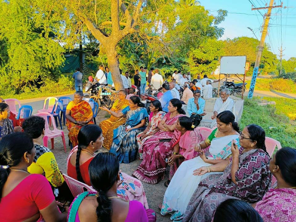 డ్వాక్రా మహిళల డబ్బులు కాజేసిన దుర్మార్గ ప్రభుత్వమిది | Dwakra is an ...