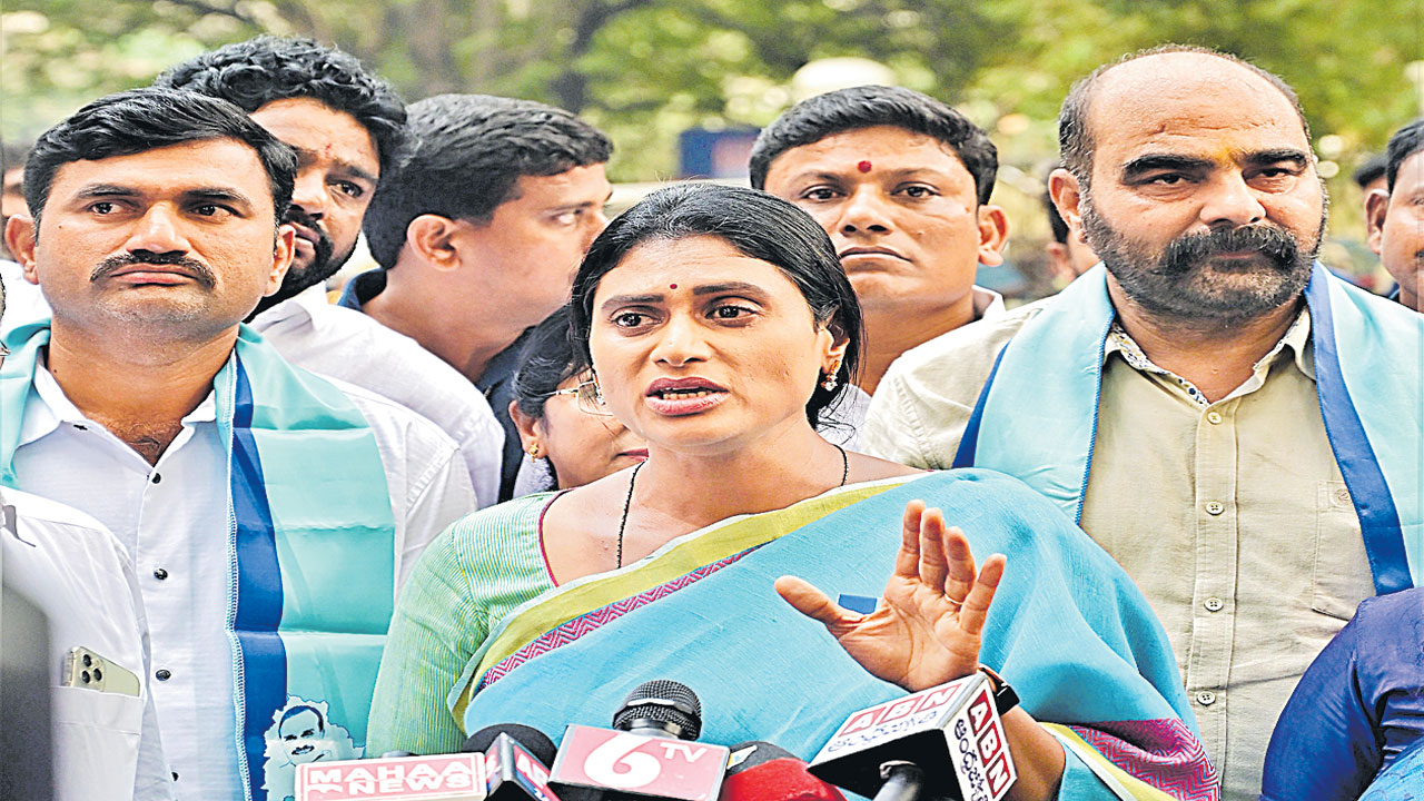 Sharmila: నేను దత్తపుత్రికనైతే.. బీజేపీకి కేసీఆర్‌ పెళ్లామా? | Sharmila