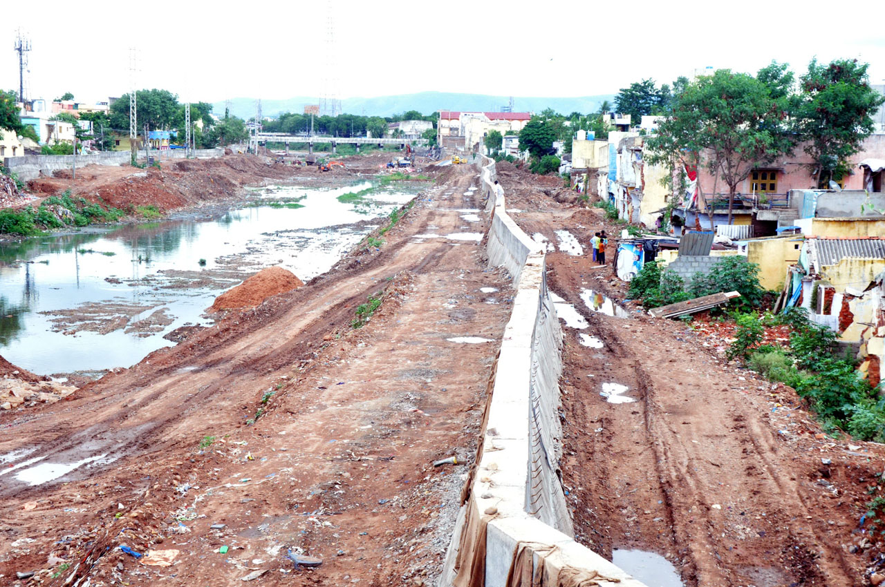 కాస్త చూడండి సార్‌..! | Scattered land grabs in Kadapa