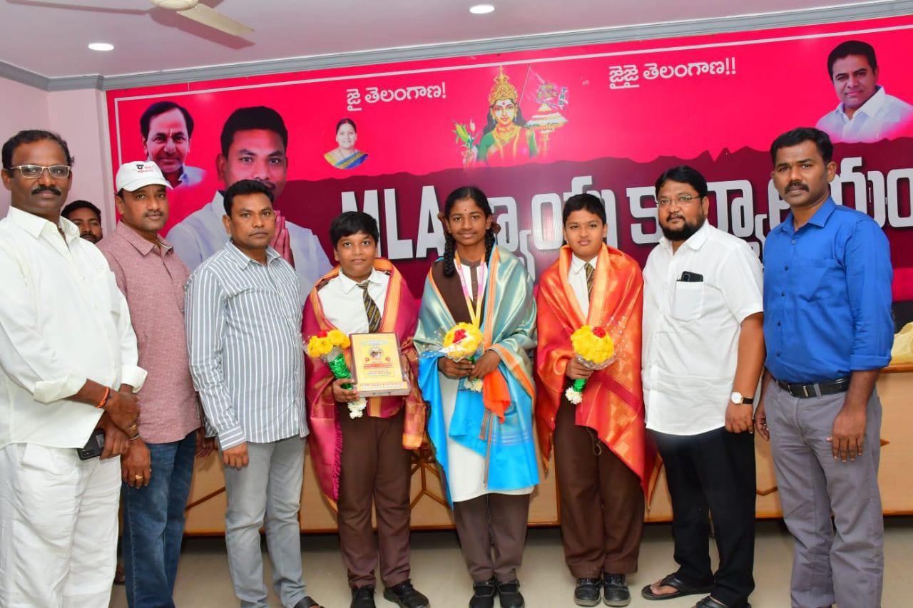 విద్యార్థులను సన్మానించిన ఎమ్మెల్యే రేగా | MLA REGA KANTA RAO