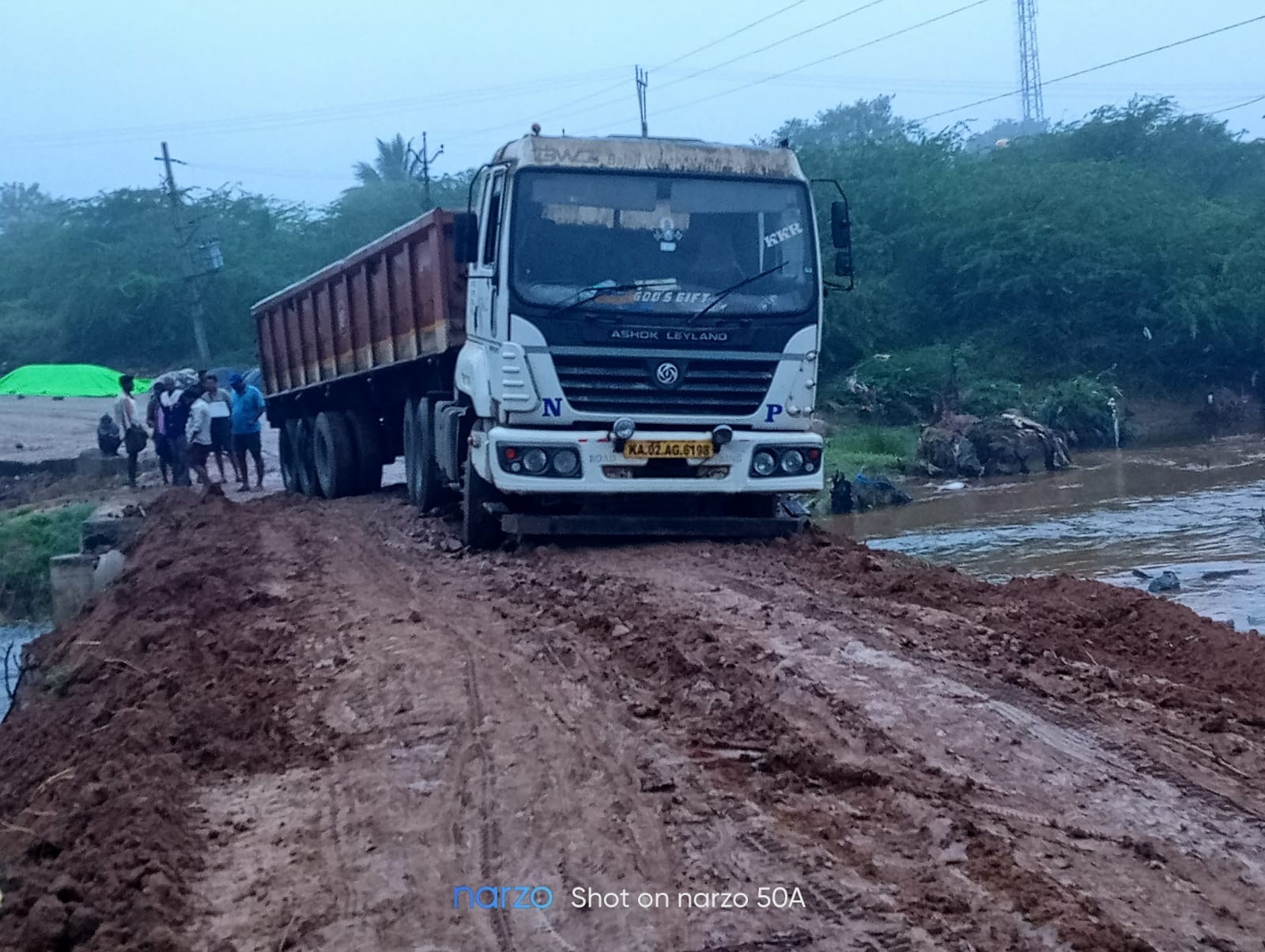 అలా మట్టేశారు.. ఇలా లారీ ఇరుక్కుంది.. | That's how the lorry got stuck..b