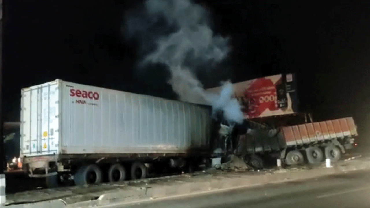 రెండు లారీలు ఢీకొని ముగ్గురి మృతి | Two lorries accident three death