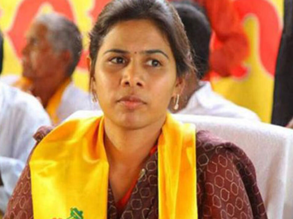 Bhooma Akhila: మూడు రాజధానులు కావాలని ఎవరూ అడగడం లేదు | No one is ...