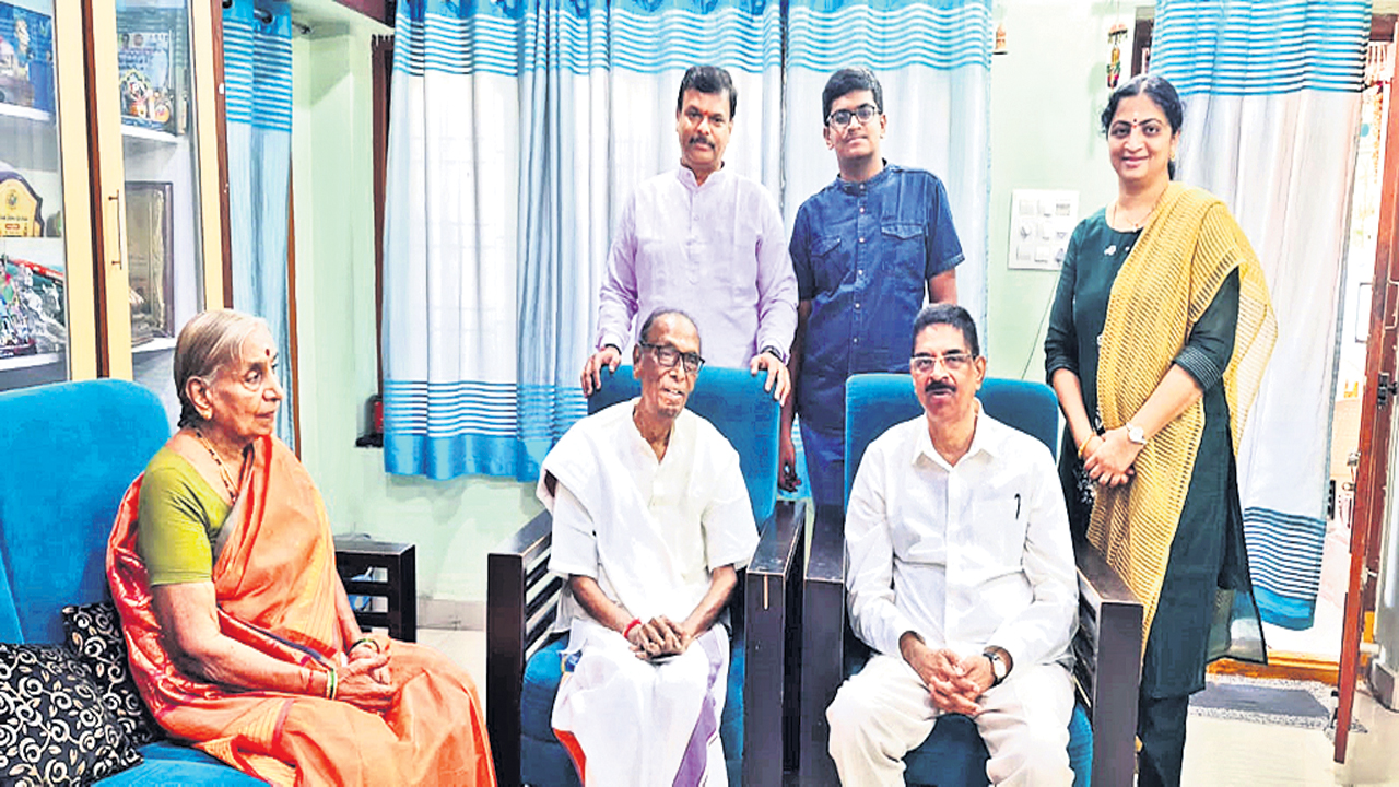 పీవీ చలపతిరావును పరామర్శించిన ‘కంభంపాటి’ | 'Kambhampati' visited PV ...