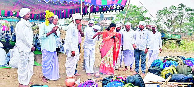 లోకారికి బయలుదేరిన మెస్రం గిరిజనులు | Mesram tribesmen who left for Lokari