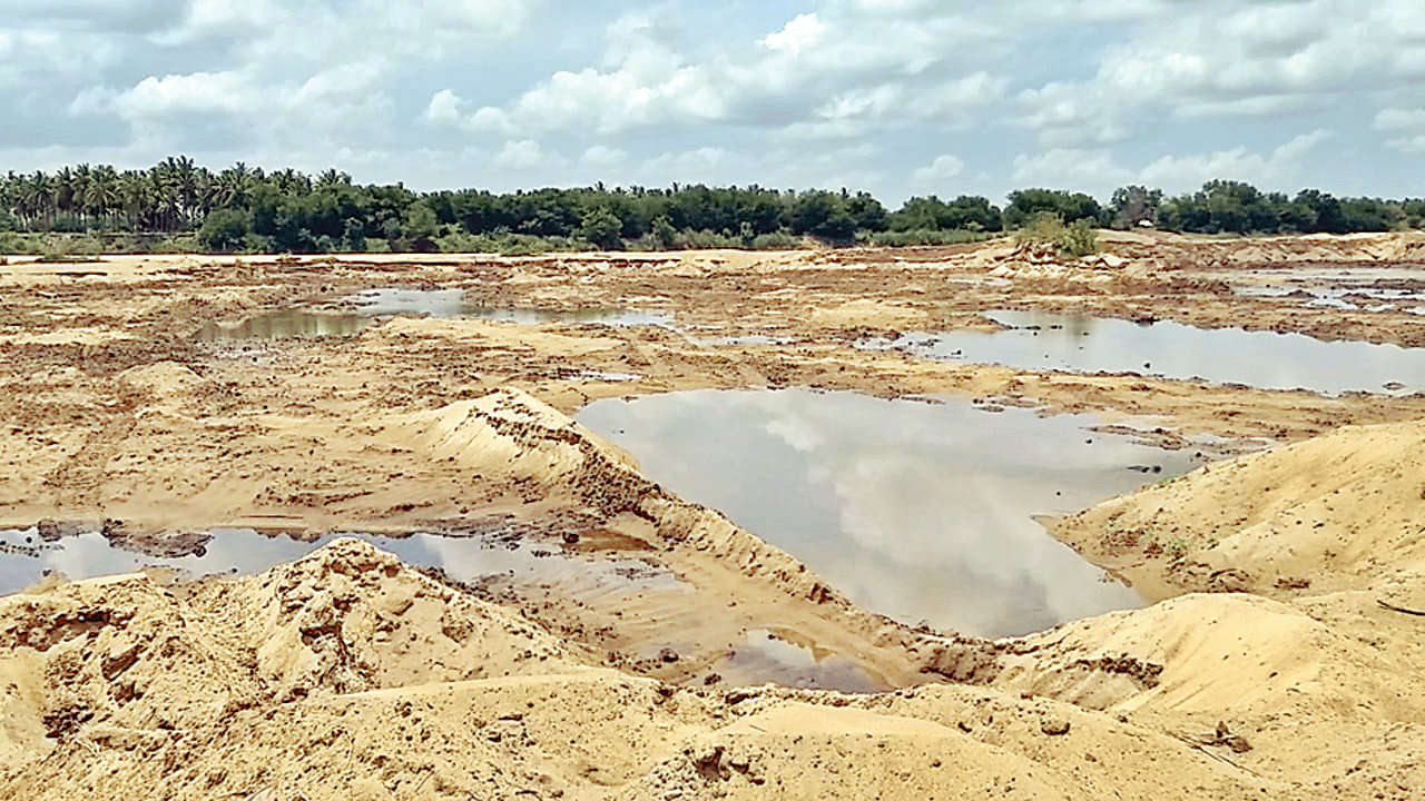 వాహనాలపై కేసులు నమోదు చేస్తారా ? | lorry seize at koderu sand ramp