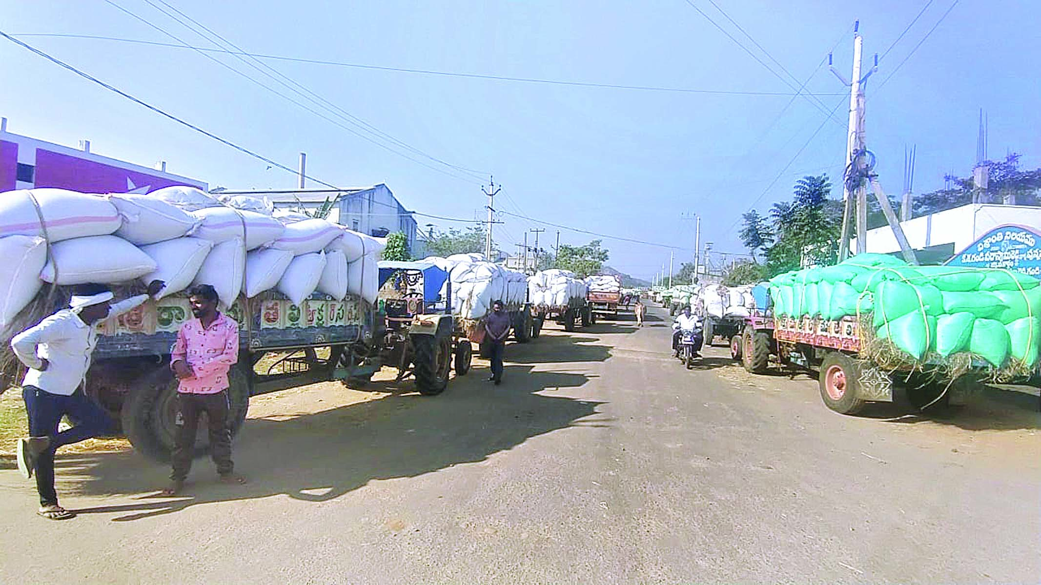 బారులే.. బారులు | Barule.. Barule